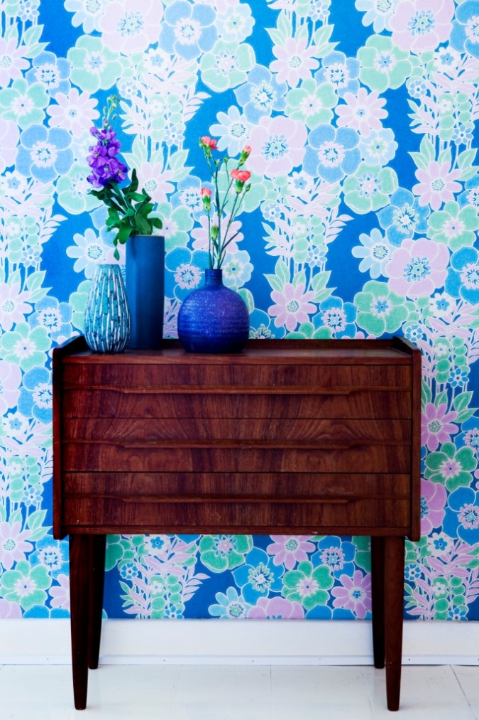 Retro Villa Interior Inspiration – Wallpaper with retro flowers – Go ...